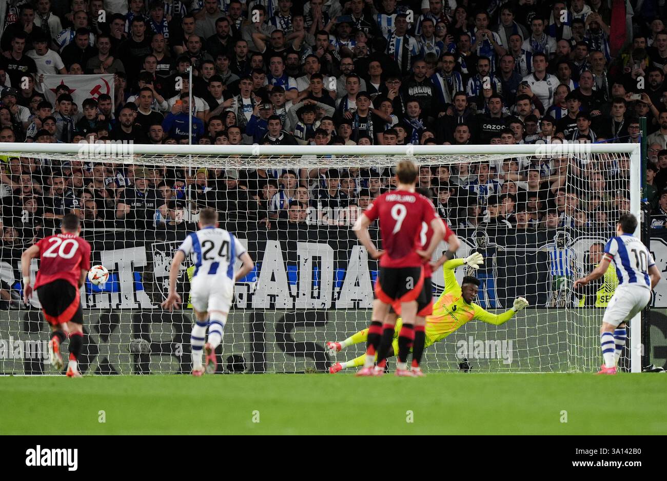Manchester United goalkeeper Andre Onana fails to stop Real Sociedad's ...