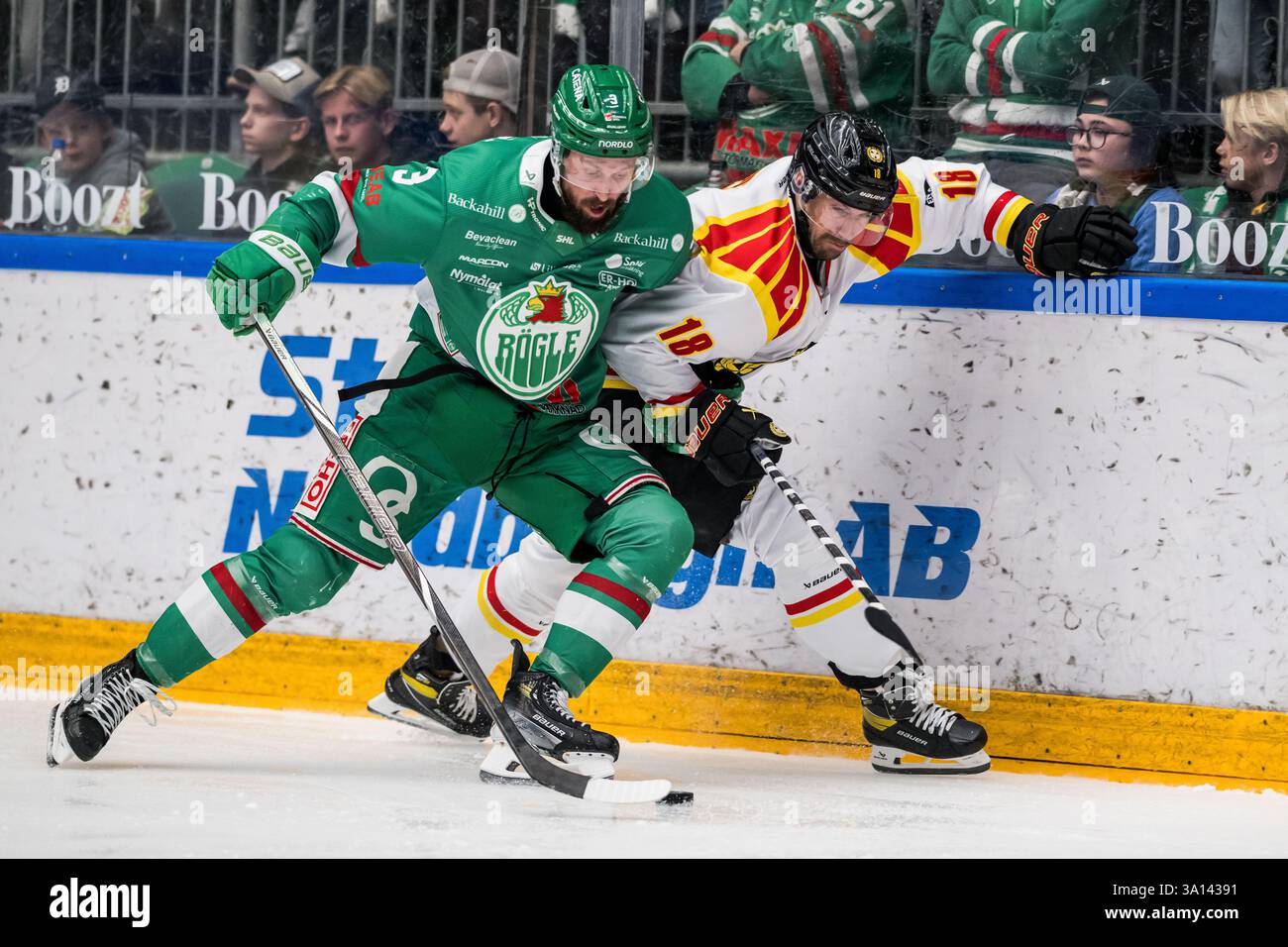 250306 Rögles Michael Kapla och Brynäs Anton Rödin under ...