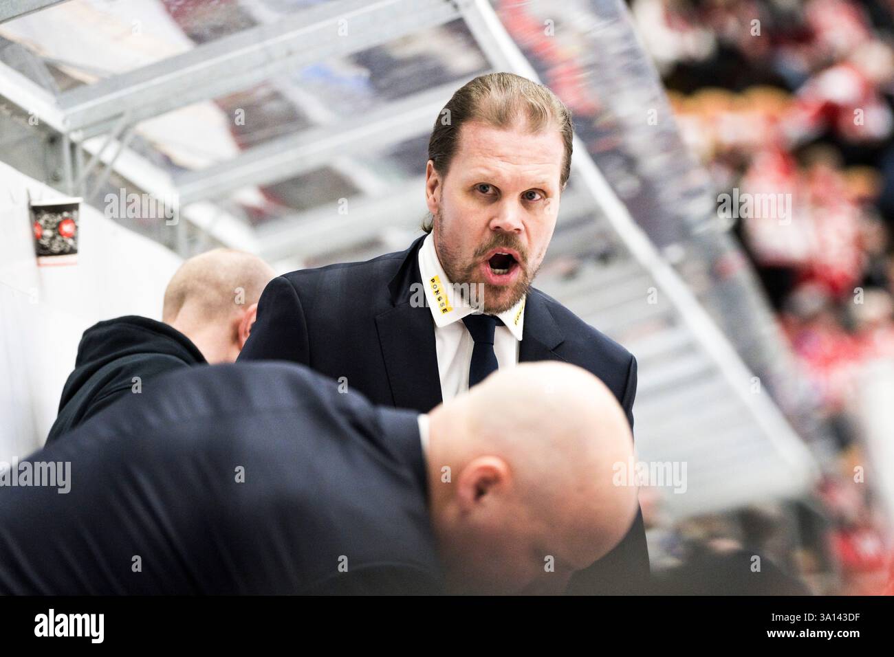 250306 Timrås tränare Olli Jokinen under ishockeymatchen i SHL mellan ...