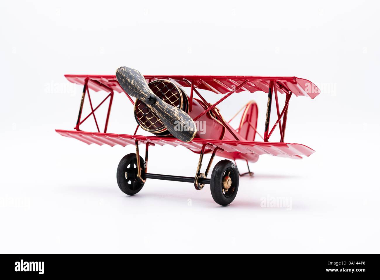 Avión biplano clásico pintado de rojo, de hélice, aislado en blanco ...