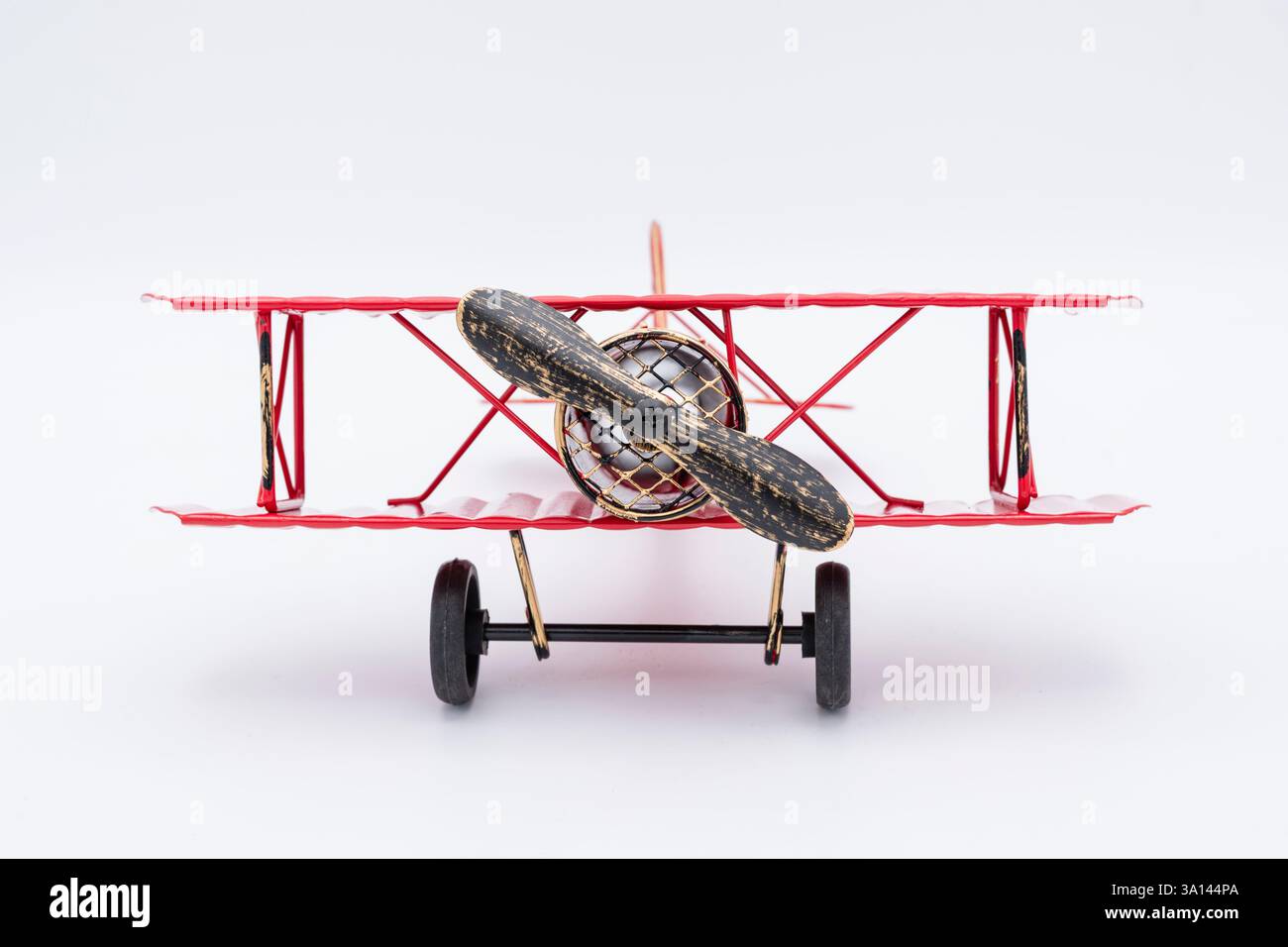 Avión biplano clásico pintado de rojo, de hélice, aislado en blanco ...