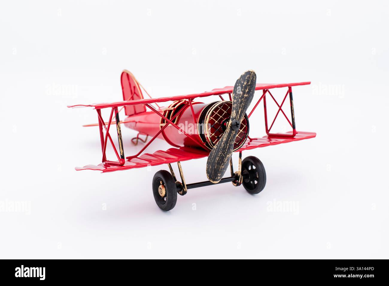 Avión biplano clásico pintado de rojo, de hélice, aislado en blanco ...