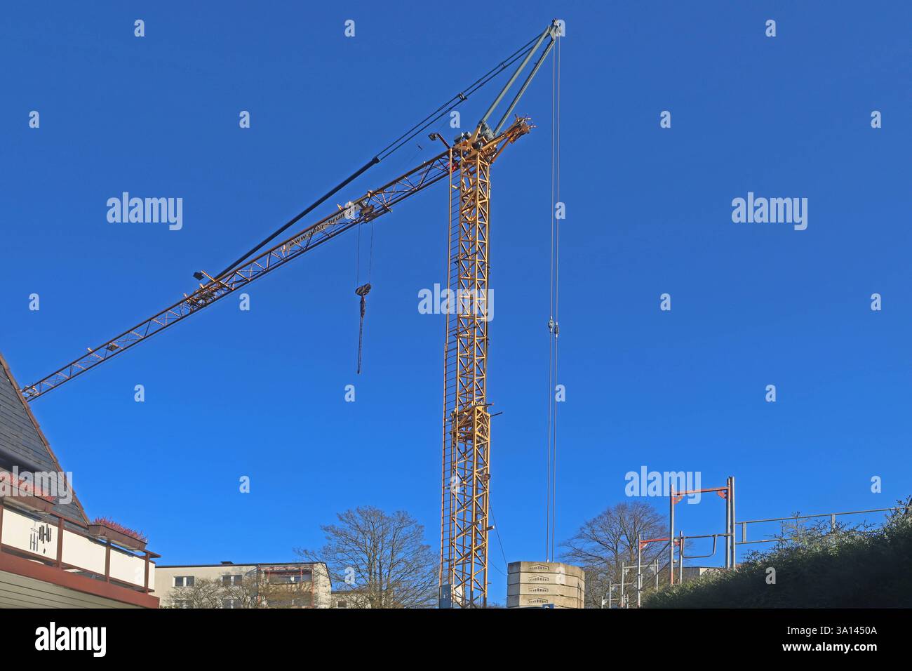 Baugeräte auf großen Baustellen Ein Turmkran an einer Baustelle bei ...