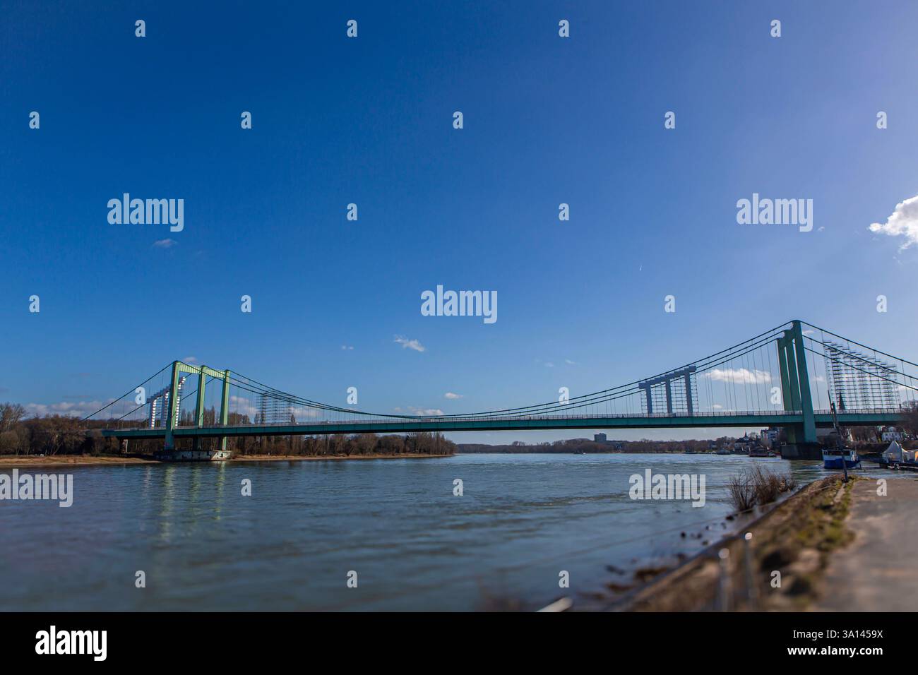 Die Rheinbrücke Köln-Rodenkirchen, auch Rodenkirchener Brücke genannt ...