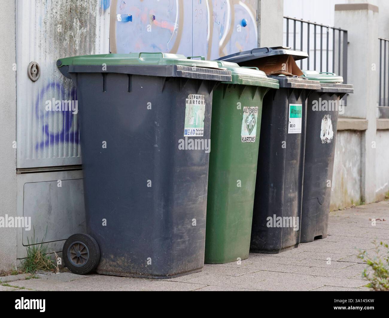 Seit Wochen nicht geleerte Biotonnen stinken 06.03.2025 Folgen der ...