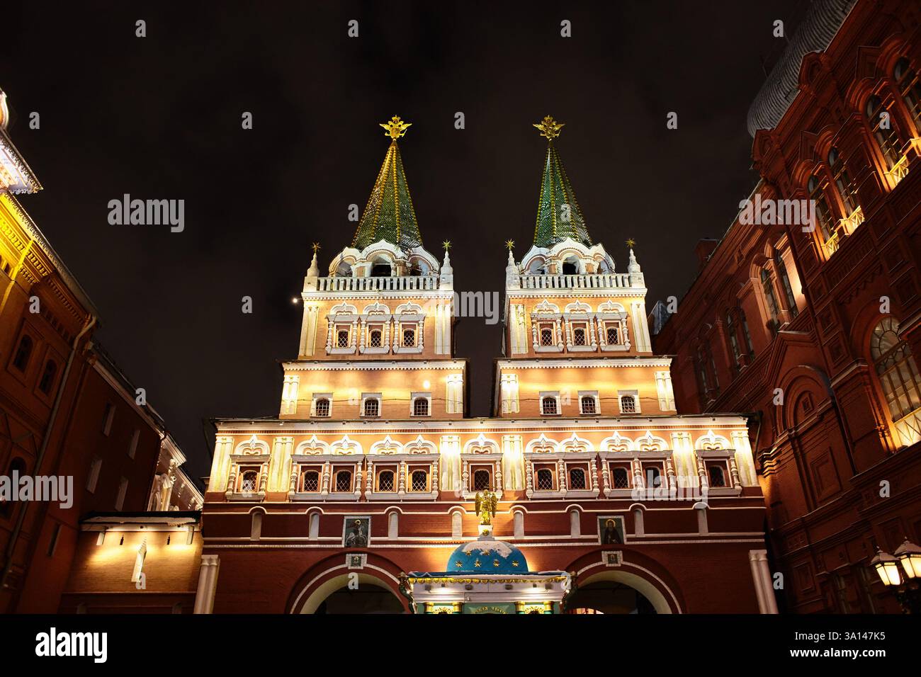 Night view of the Resurrection or Voskresenskie Gate aka Iberian Gate ...