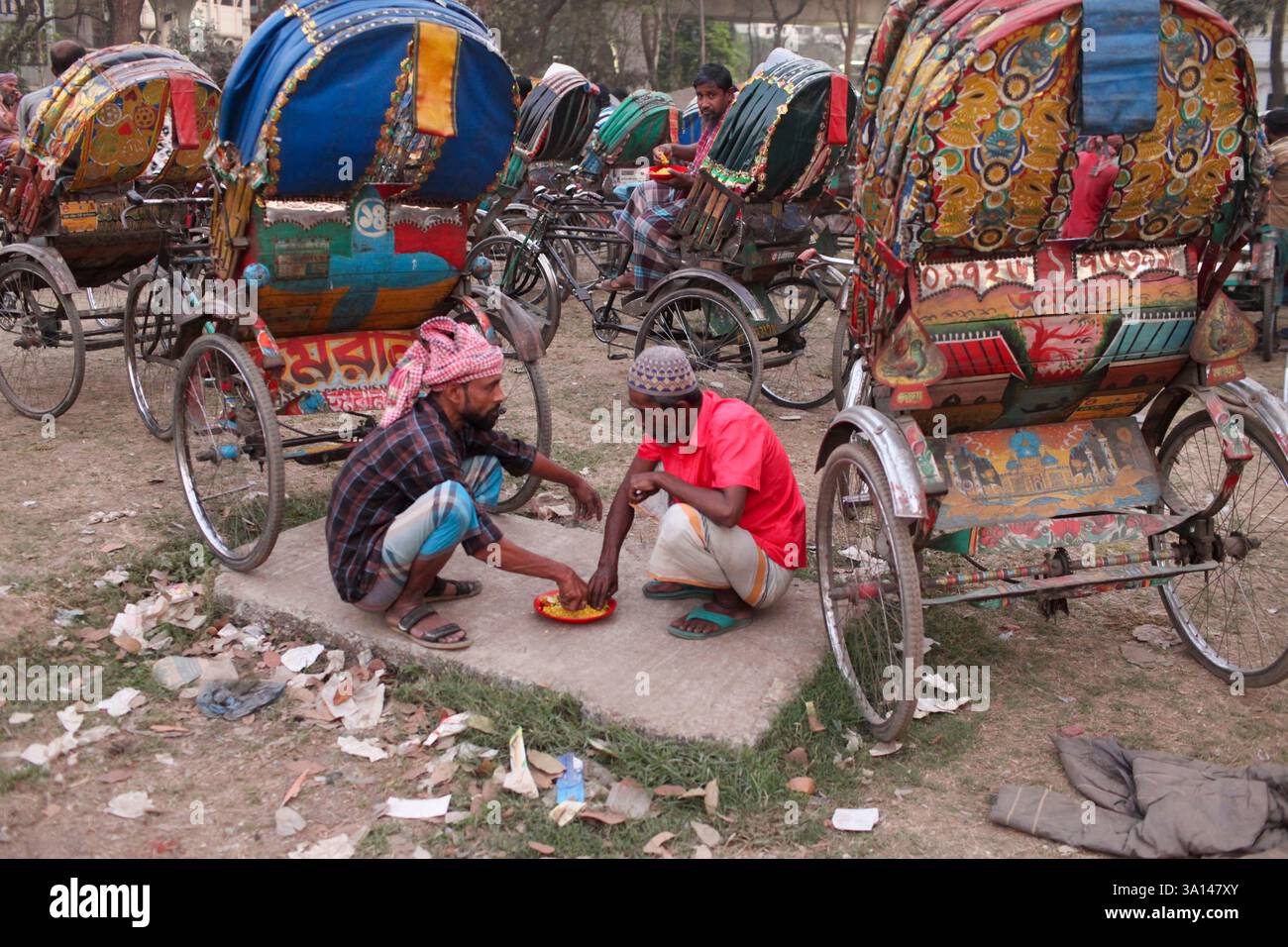 Dhaka, Dhaka, Bangladesh. 6th Mar, 2025. Rickshaw pullers eating iftar ...