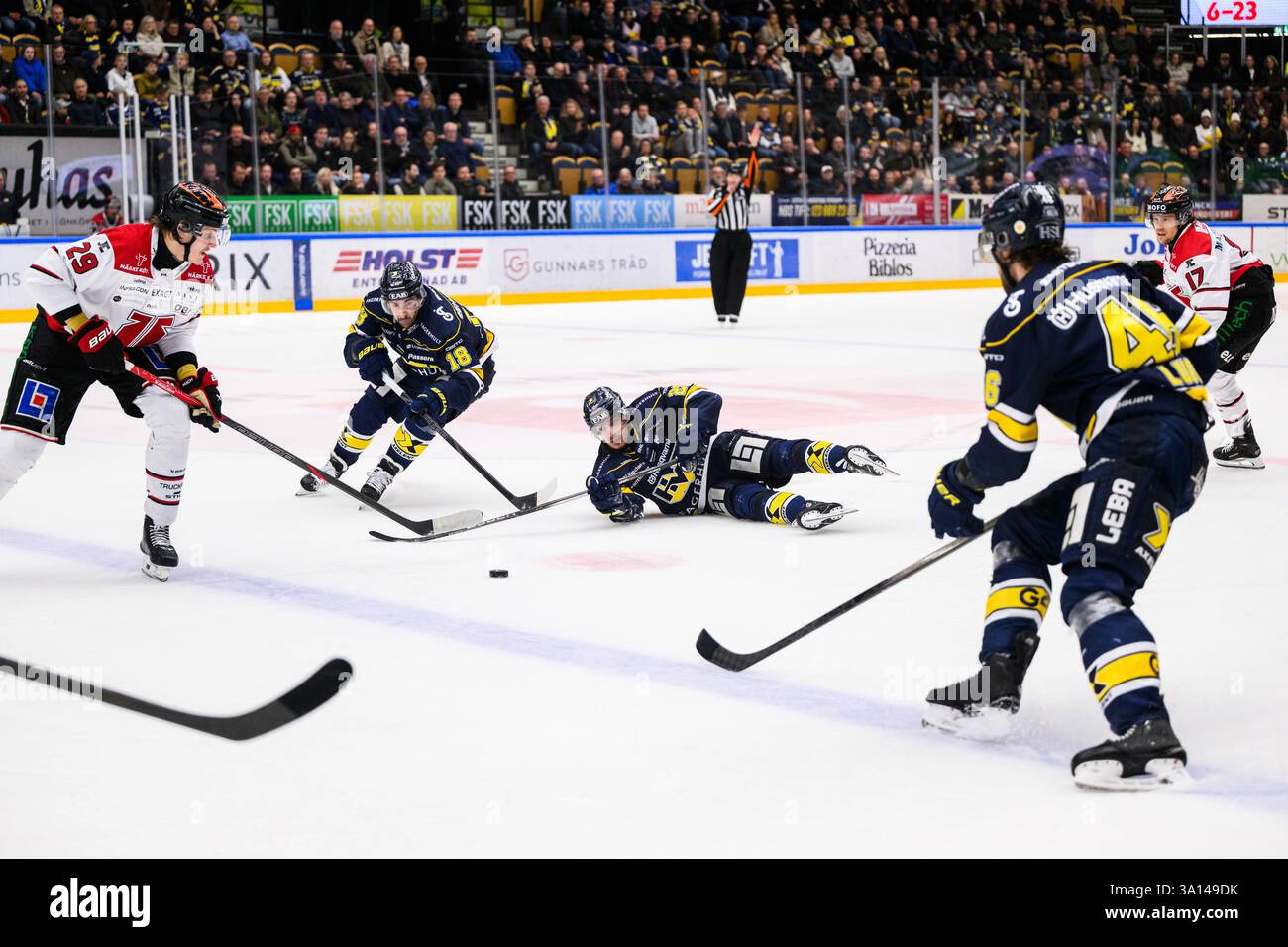 250306 Örebros Milton Oscarson och HV71s Joseph Laleggia och HV71s ...