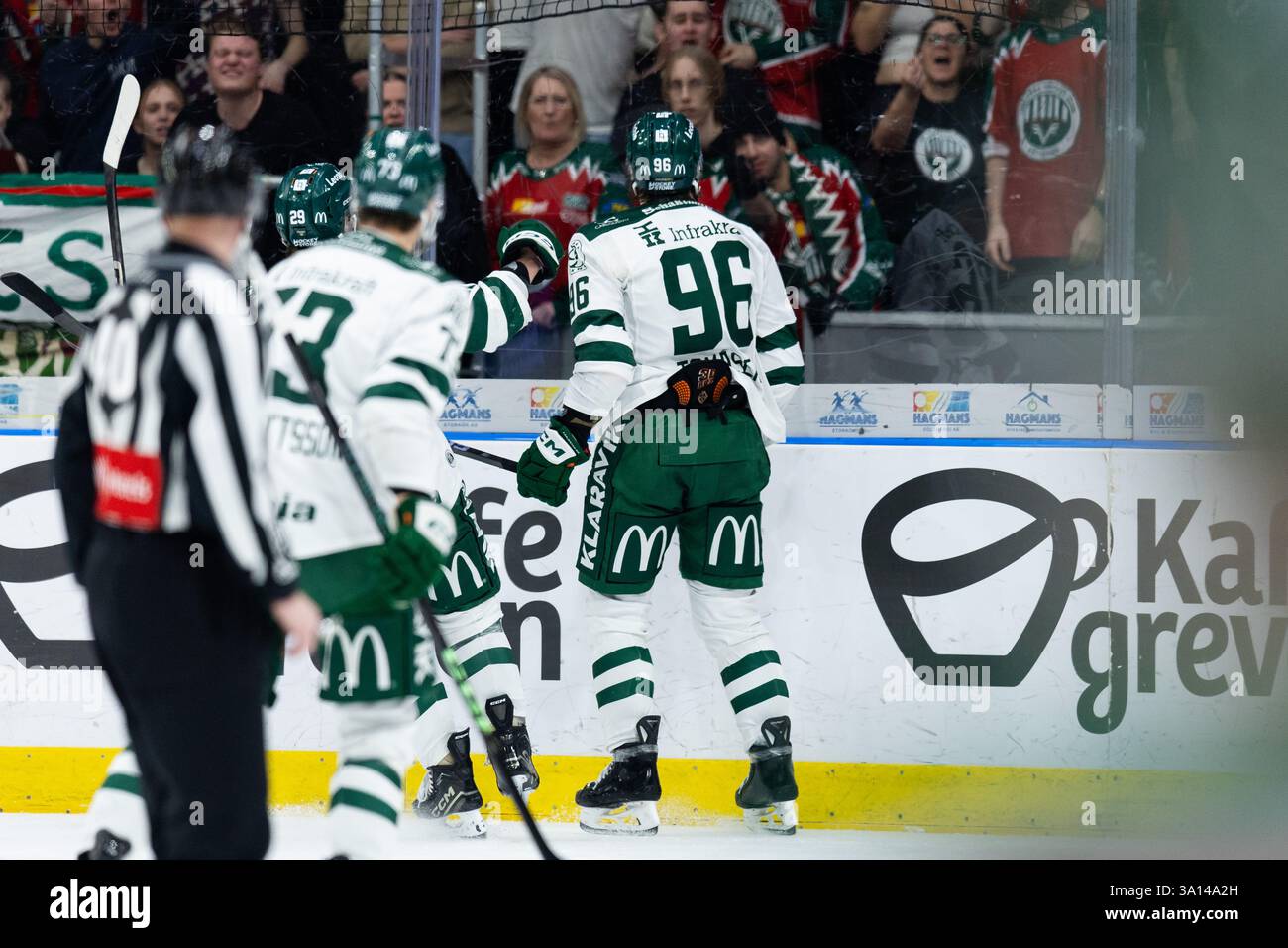 250306 Färjestads David Tomasek jublar efter reducering till 3-2 under ...