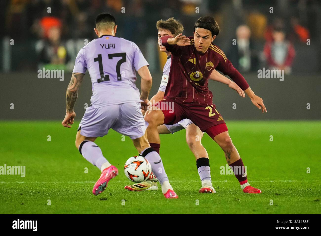 Athletic Bilbao's Yuri Berchiche, left, duels for the ball with Roma's ...