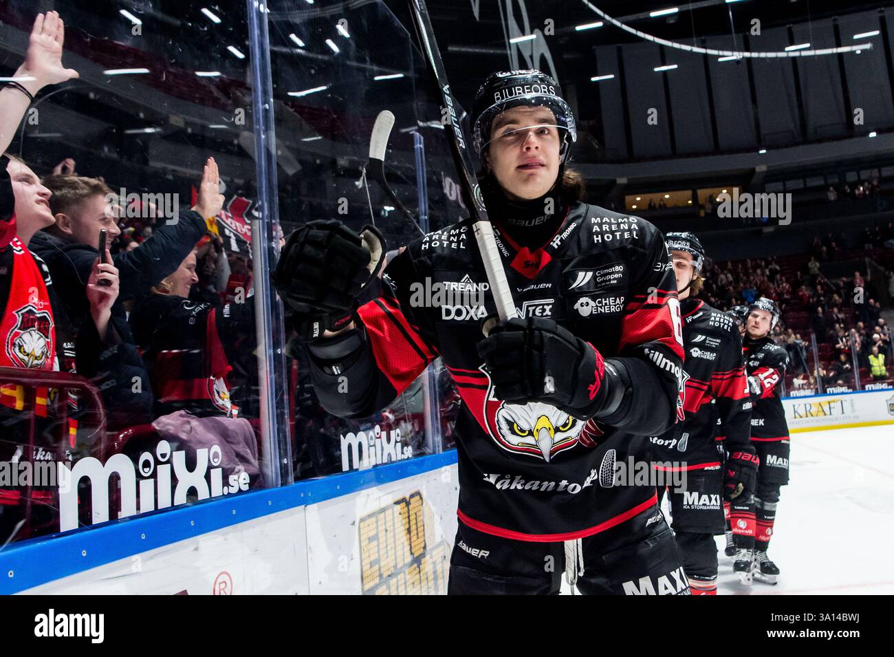 250306 Publik och Malmö Redhawks Dominik Badinka jublar efter ...