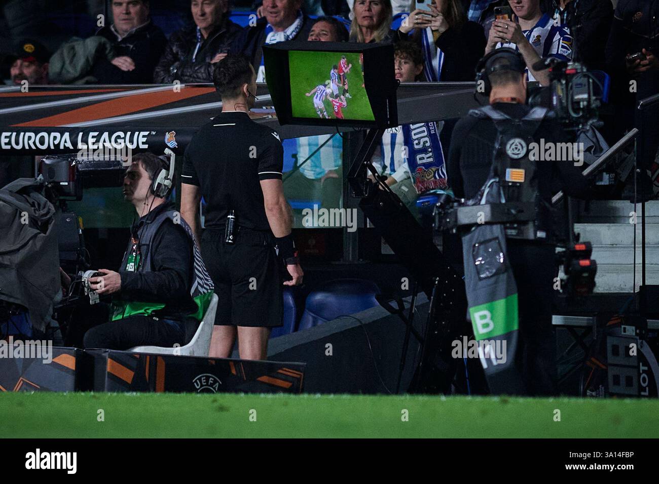 Madrid, Spain. 06th Mar, 2025. Referee Ivan Kruzliak looking to the VAR during UEFA Europa ...