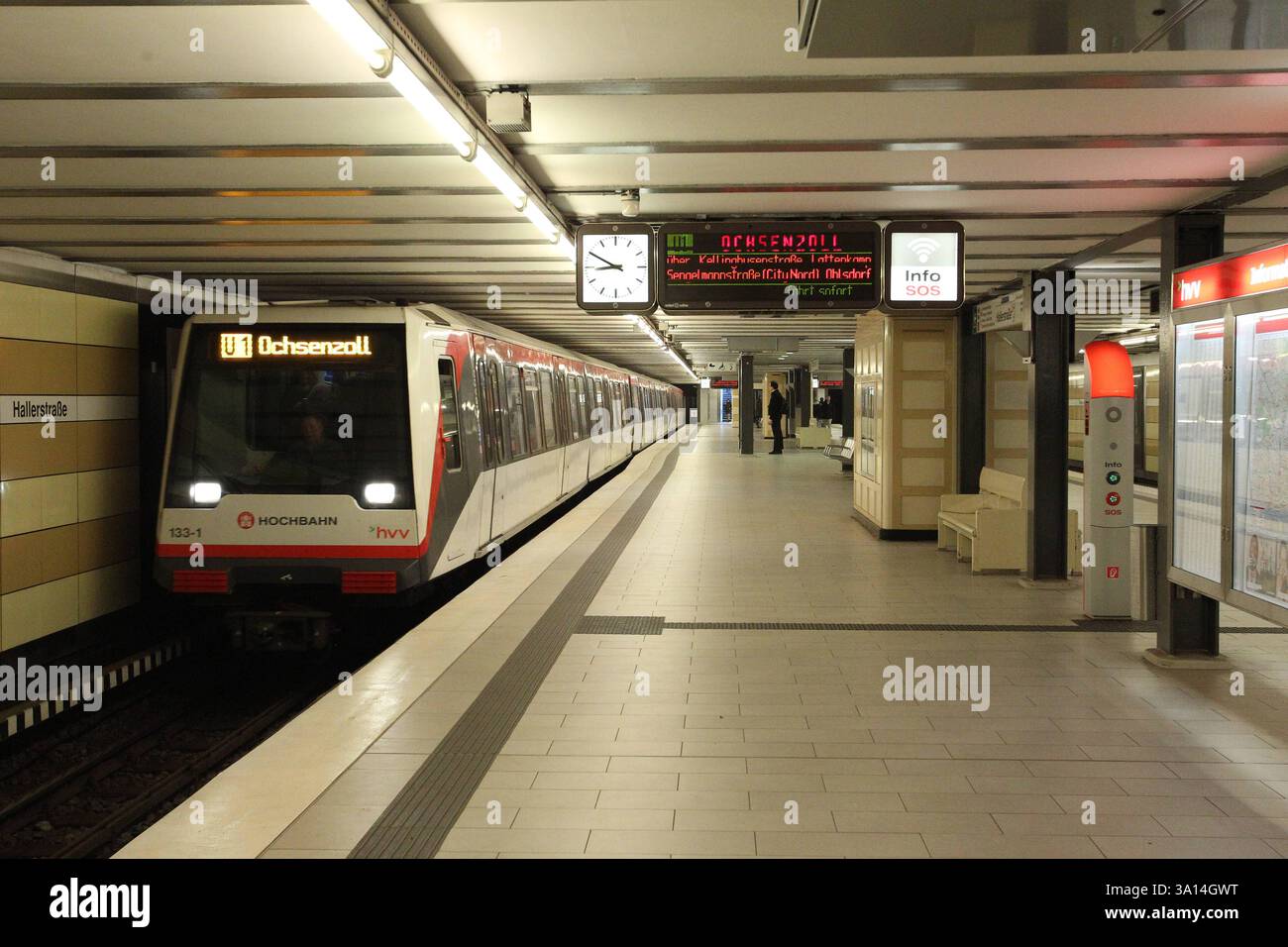 Eine U-Bahn der Linie U1 in Richtung Ochsenzoll hält im Bahnhof ...