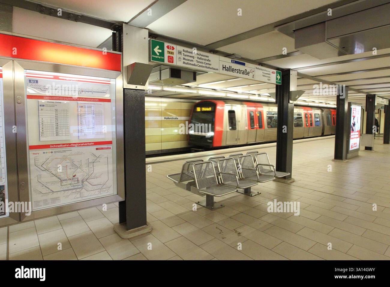 Eine U-Bahn der Linie U1 in Richtung Ohlstedt fährt in den Bahnhof ...