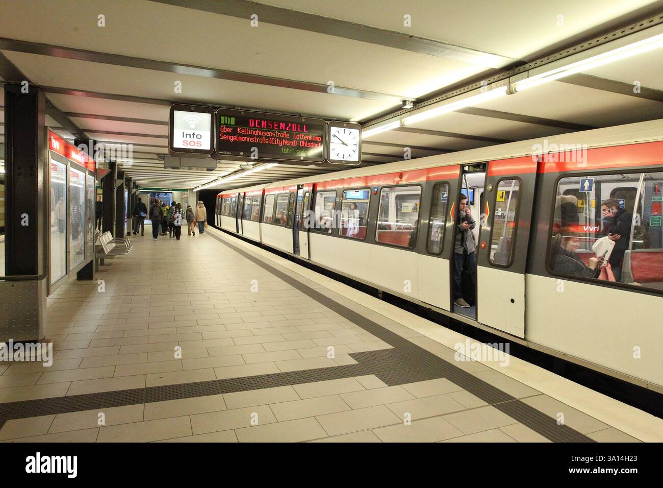Eine U-Bahn der Linie U1 in Richtung Ochsenzoll hält im Bahnhof ...