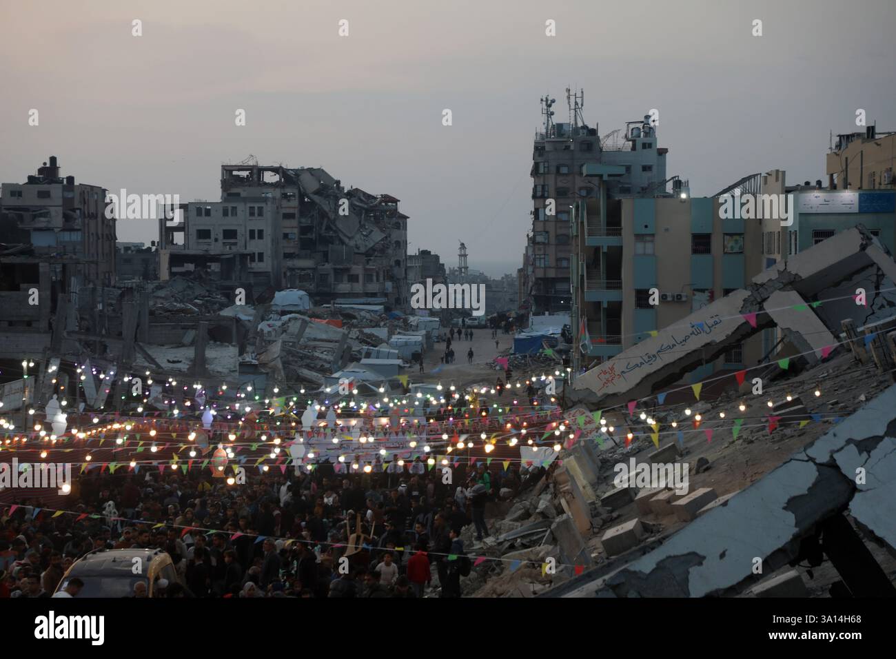 Gaza. 6th Mar, 2025. People gather for a group Ramadan iftar amid ...