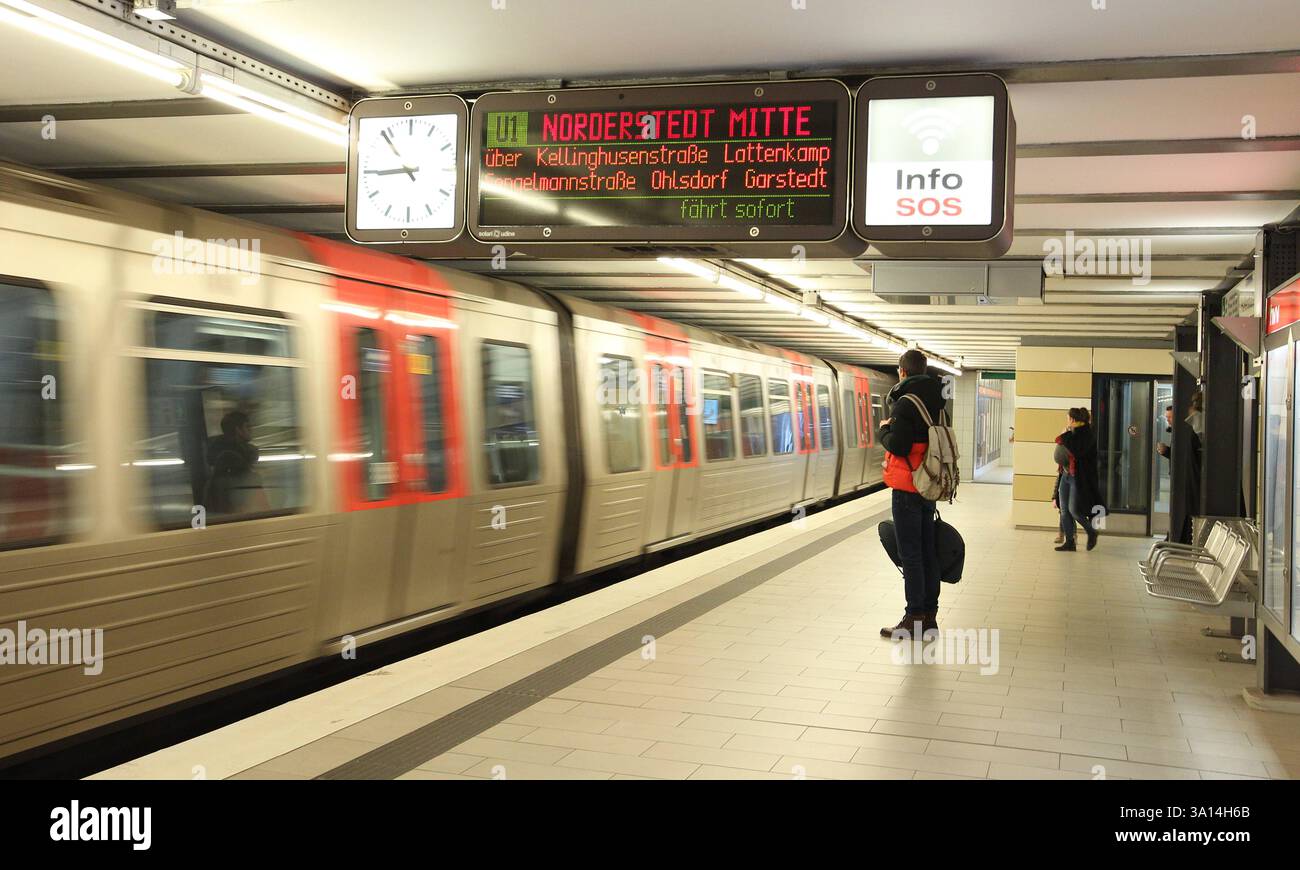 Eine U-Bahn der Linie U1 in Richtung Norderstedt-Mitte fährt in den ...