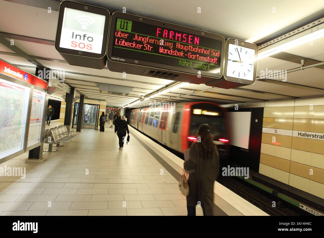 Eine U-Bahn der Linie U1 in Richtung Farmsen fährt aus dem Bahnhof ...