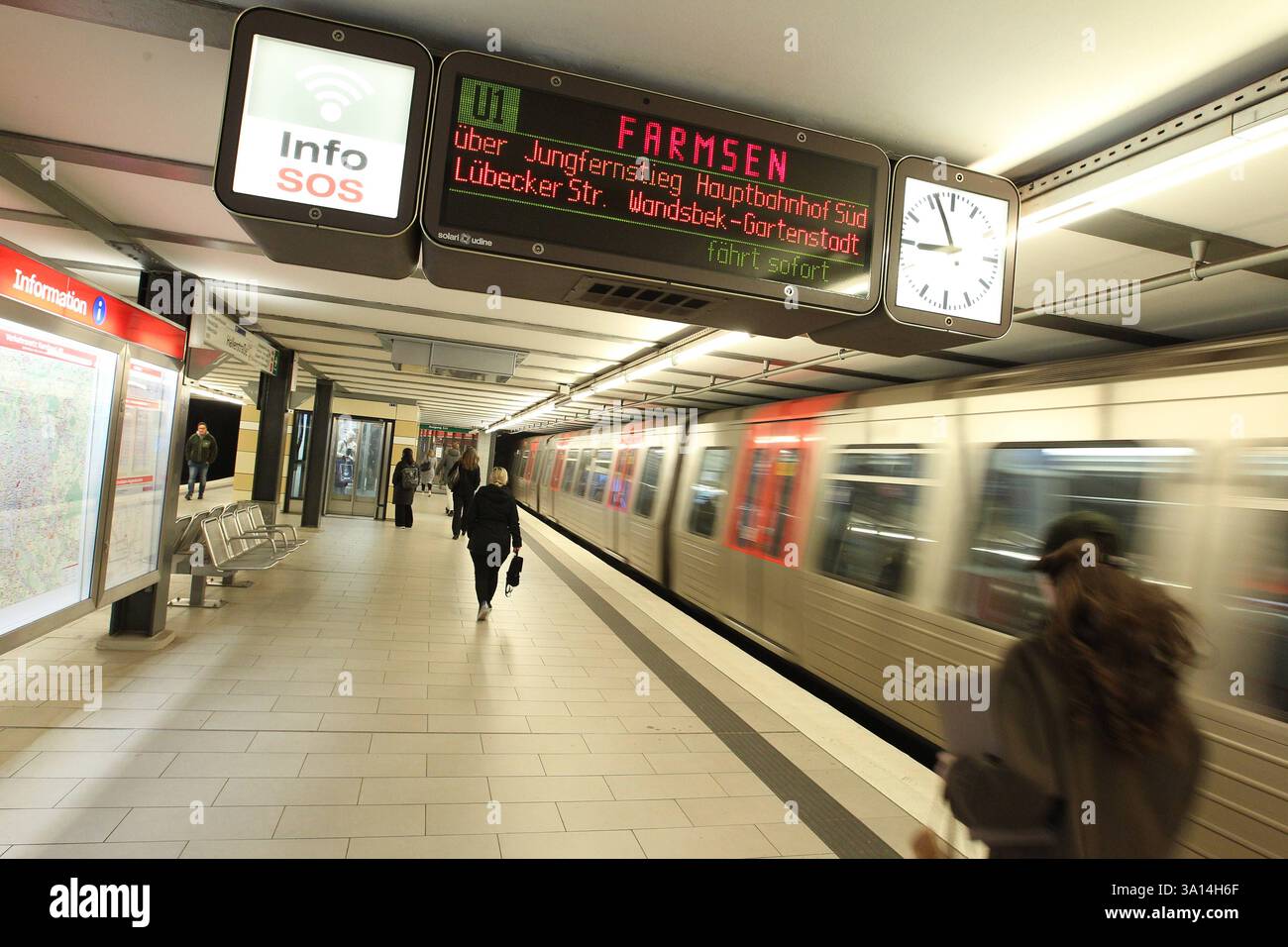 Eine U-Bahn der Linie U1 in Richtung Farmsen fährt aus dem Bahnhof ...