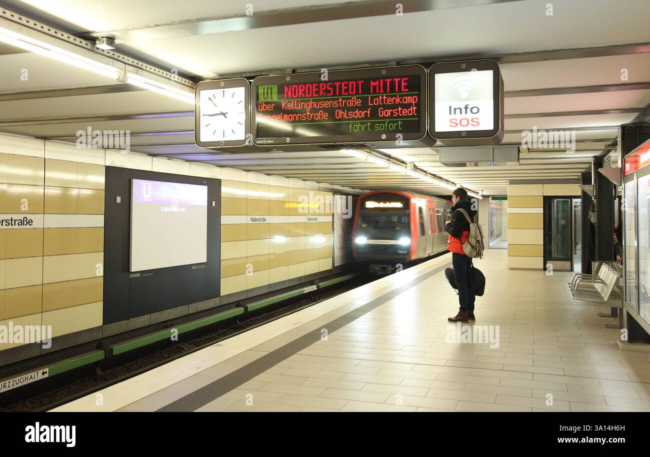 Eine U-Bahn der Linie U1 in Richtung Norderstedt-Mitte fährt in den ...