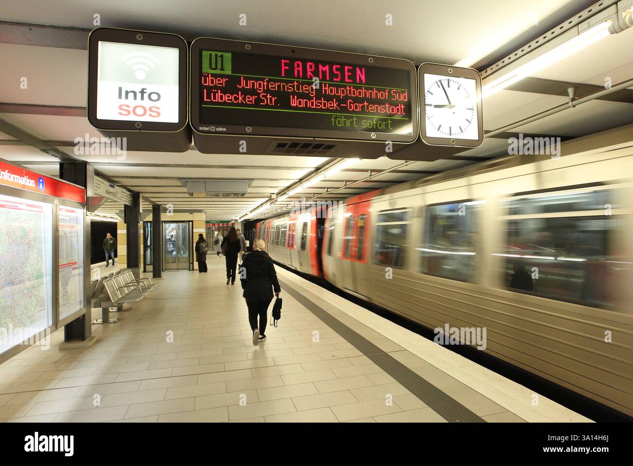 Eine U-Bahn der Linie U1 in Richtung Farmsen fährt aus dem Bahnhof ...