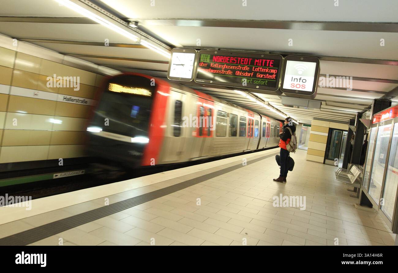 Eine U-Bahn der Linie U1 in Richtung Norderstedt-Mitte fährt in den ...