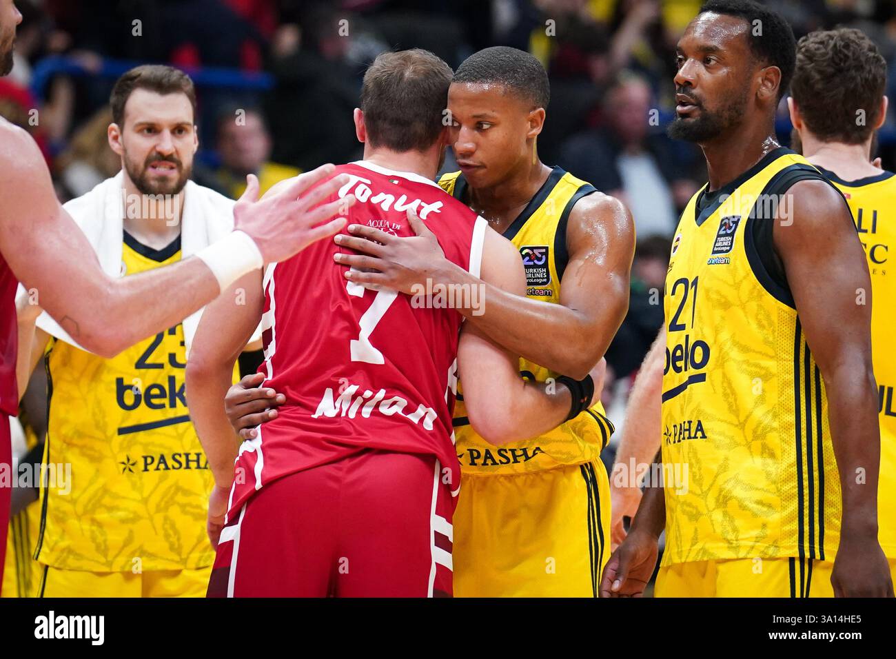 Devon Hall (Fenerbahce Beko Istanbul) during EA7 Emporio Armani Milano ...