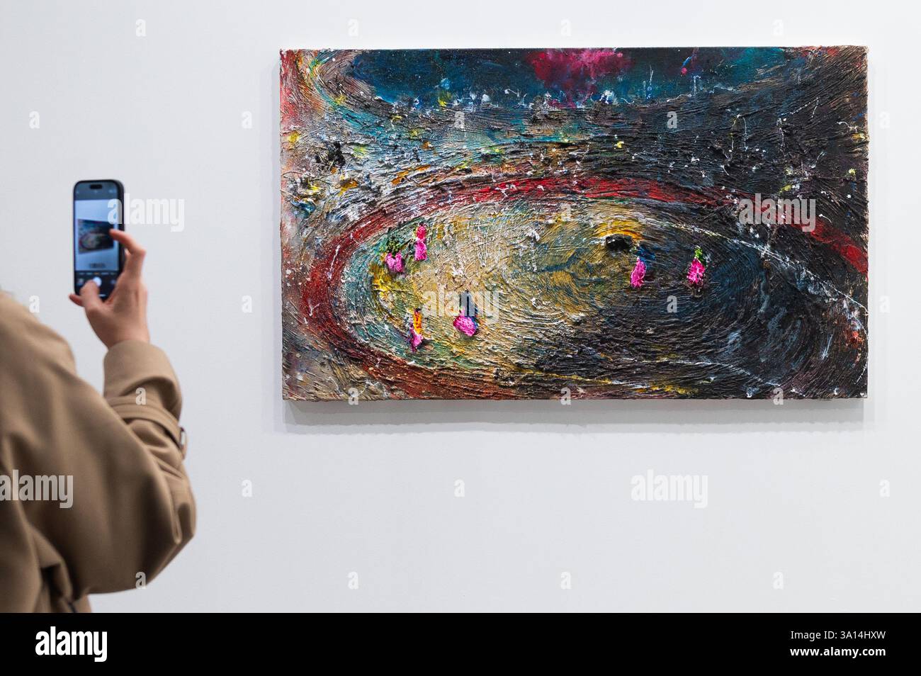 Madrid, Spain. 06th Mar, 2025. A visitor pictures an artwork of artist ...