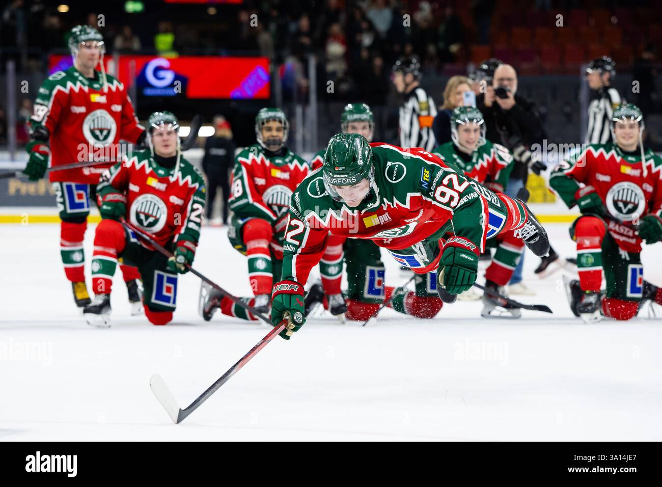250306 Frölundas Filip Cederqvist jublar och firar framför klacken ...