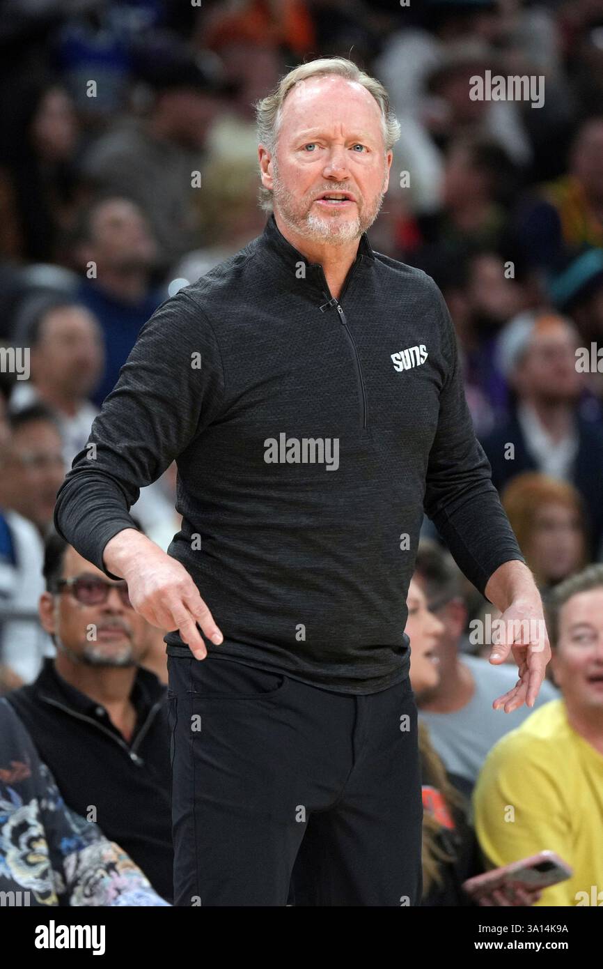 Phoenix Suns head coach Mike Budenholzer during the first half of an ...