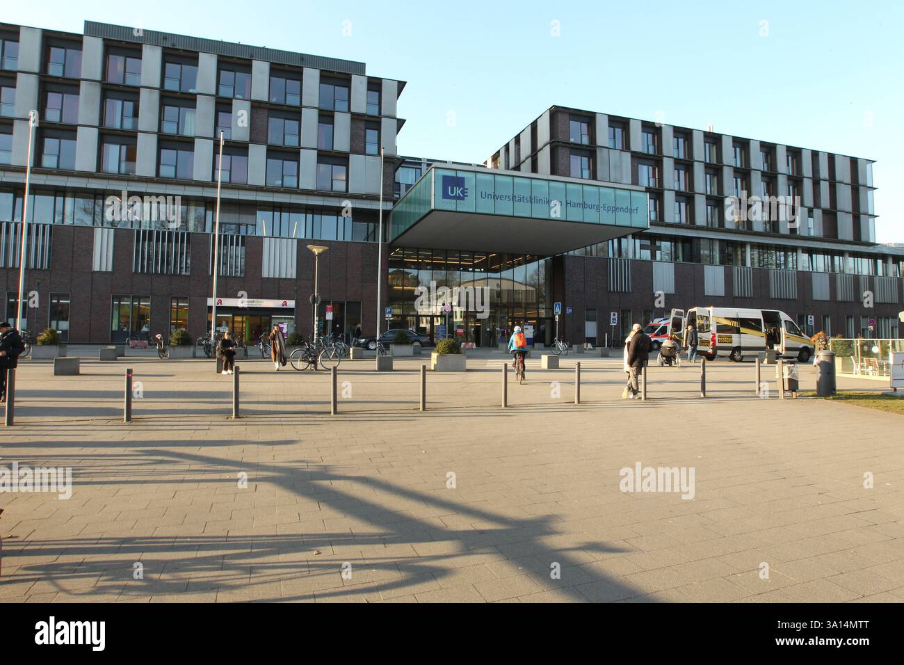 Hauptgebäude vom Universitätsklinikum Eppendorf UKE. Eppendorf Hamburg *** Main building of the ...