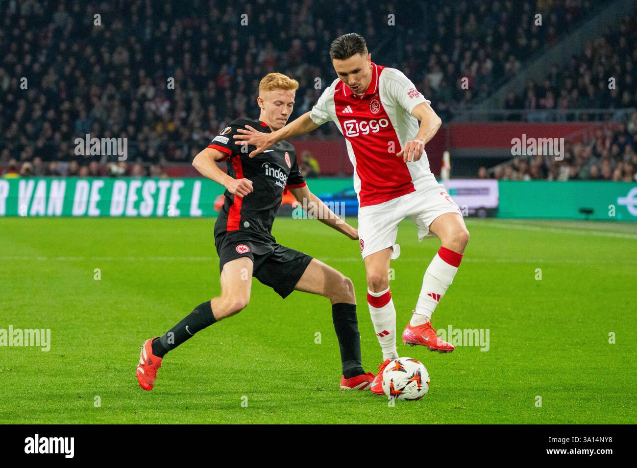 Berghuis Steven (Ajax Amsterdam, #23) im Duell mit Hugo Larsson ...