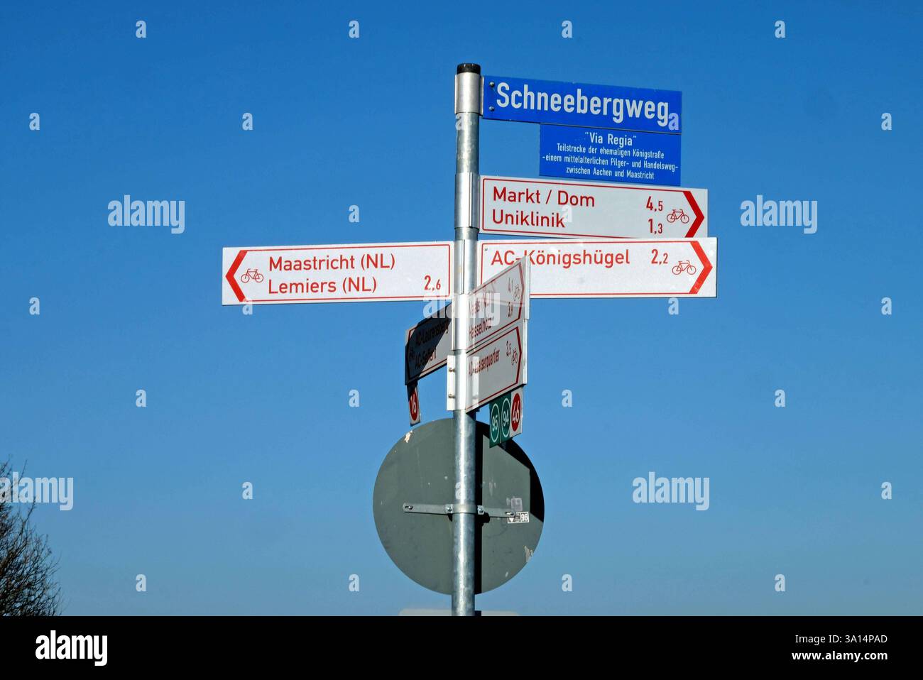 via regia in Melaten Aachen, 06.03.2025: Hinweisschild Schneebergweg ...