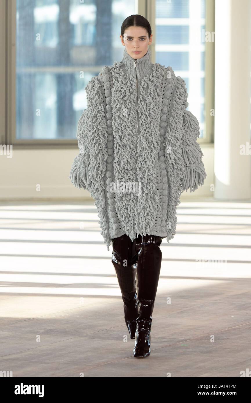 Paris, France. 05th Mar, 2025. Model Libby Taverner walks on the runway ...