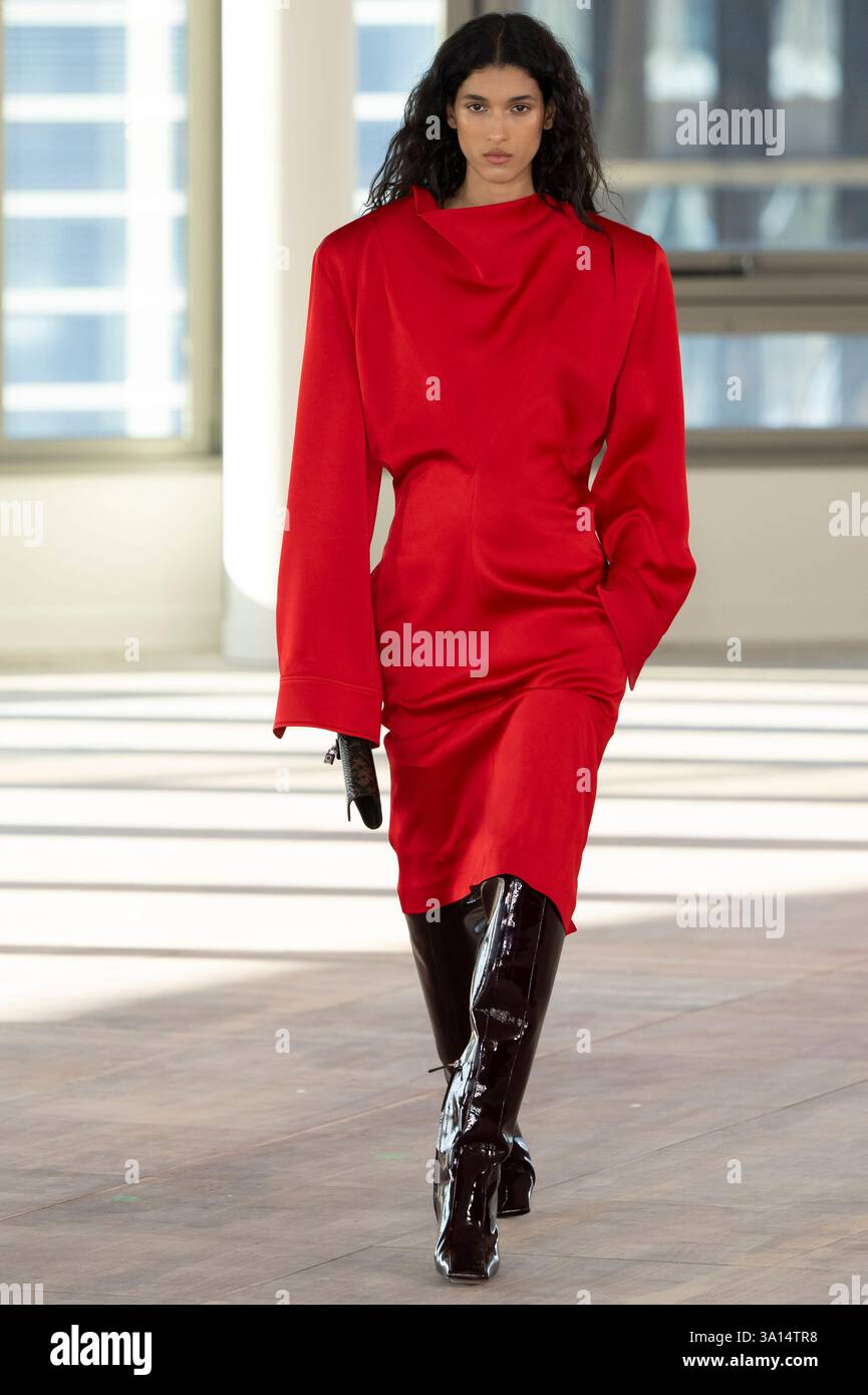 Paris, France. 05th Mar, 2025. Model Jennifer Matias walks on the ...