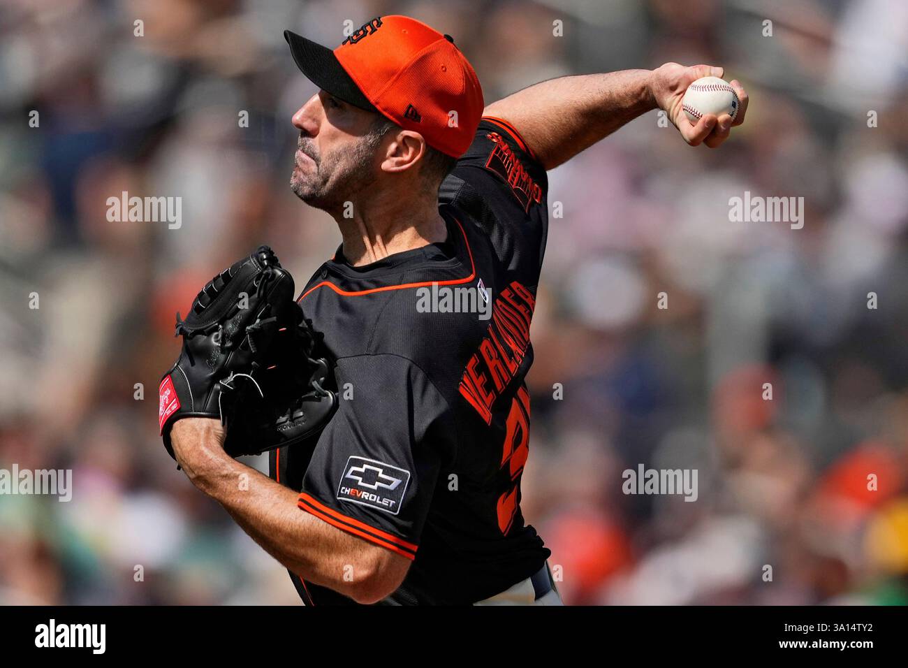 San Francisco Giants pitcher Justin Verlander throws against the ...