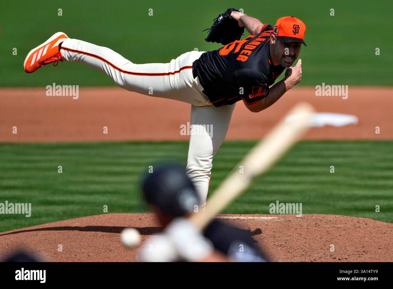 San Francisco Giants pitcher Justin Verlander throws against the ...