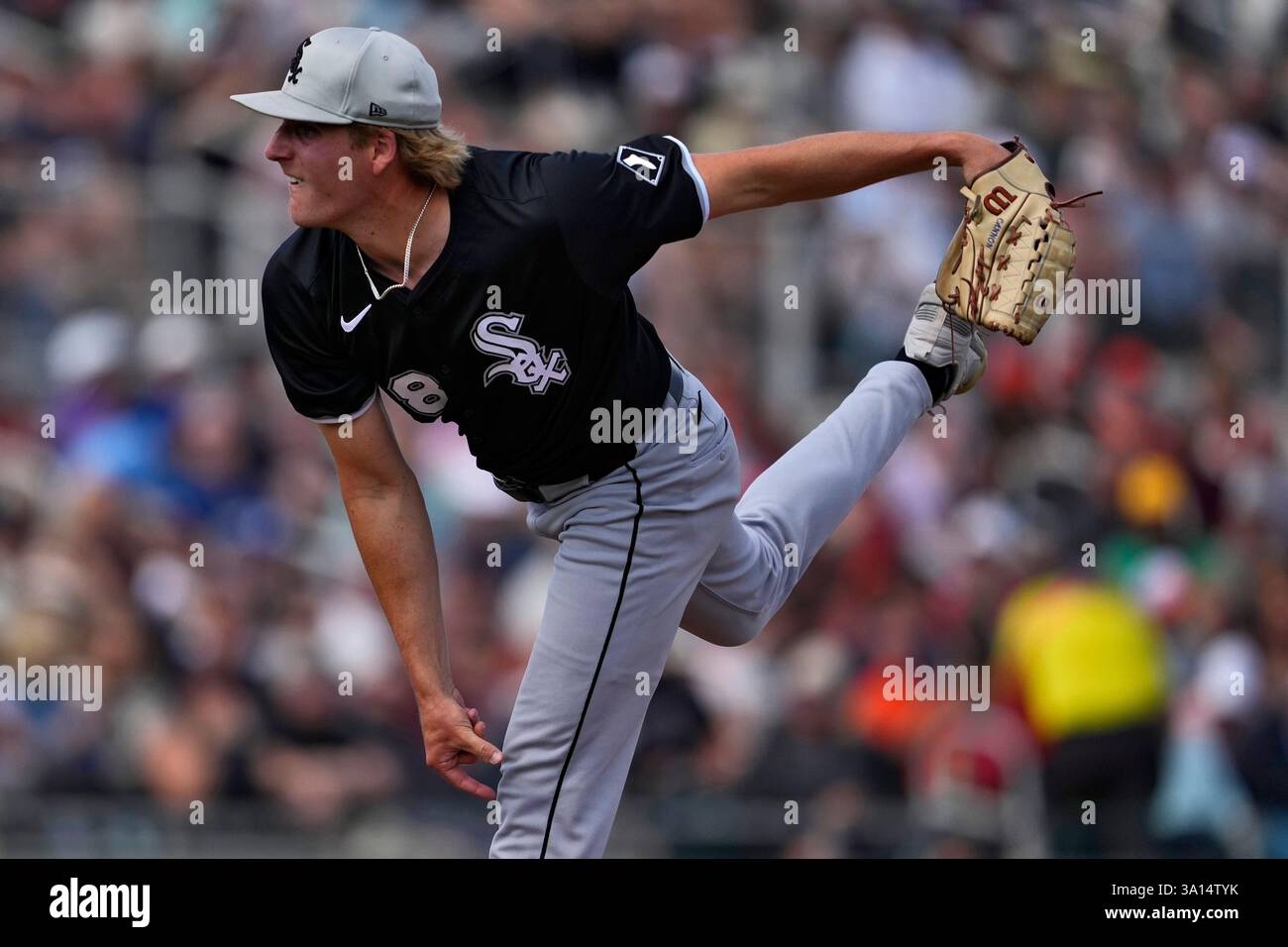Chicago White Sox pitcher Jonathan Cannon throws during the third ...