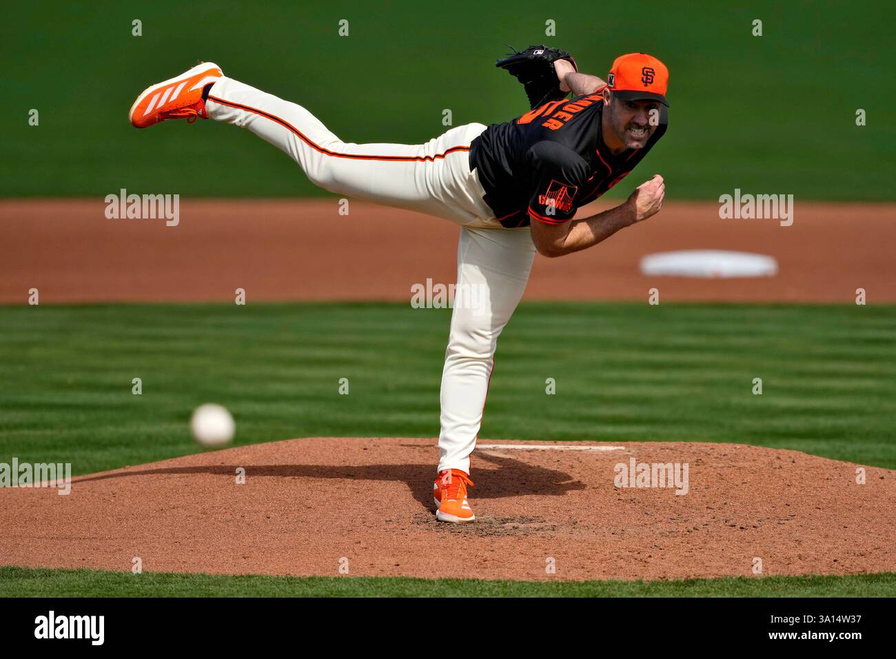 San Francisco Giants pitcher Justin Verlander throws against the ...