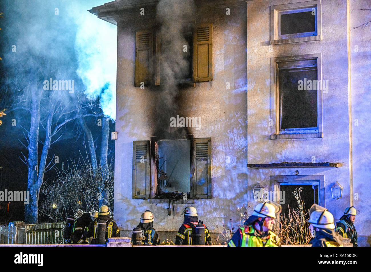 Kehl, Germany. 06th Mar, 2025. Firefighters extinguish the fire in a ...