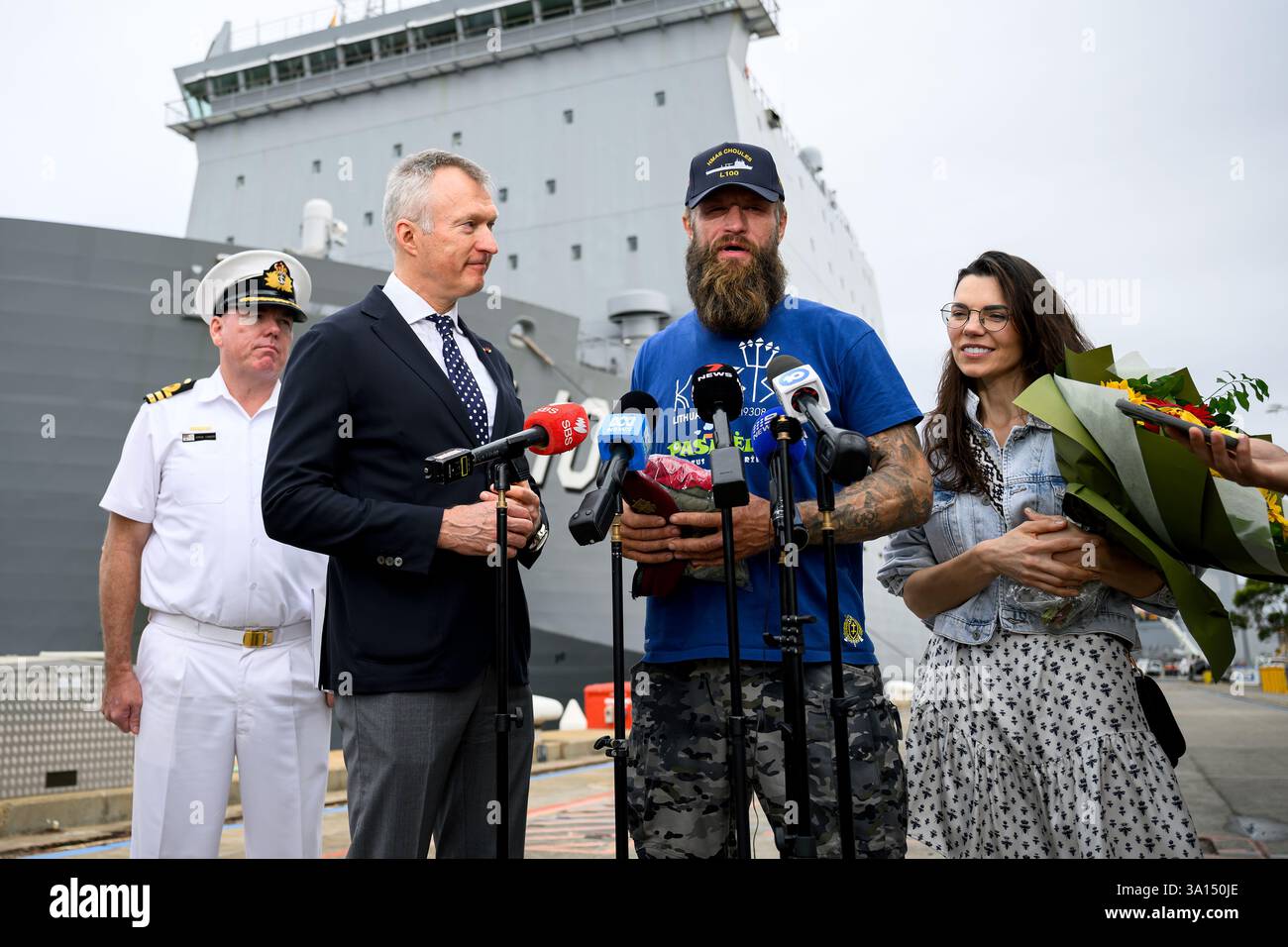 Sydney, Australia. 07th Mar, 2025. (L-R) Commanding Officer of HMAS ...