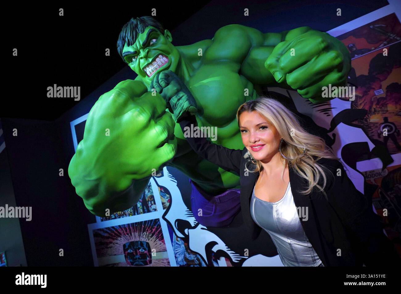Evelyn Burdecki mit dem Hulk bei der Ausstellungseröffnung Marvel: Die ...