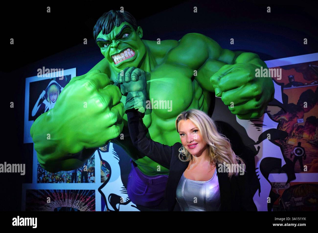 Evelyn Burdecki mit dem Hulk bei der Ausstellungseröffnung Marvel: Die ...