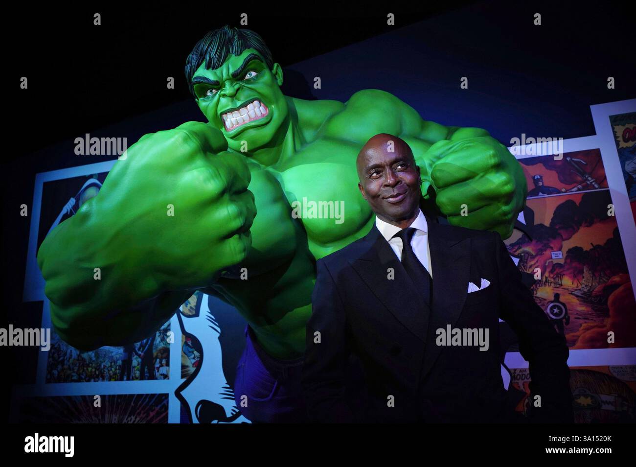 Bruce Darnell mit dem Hulk bei der Ausstellungseröffnung Marvel: Die ...