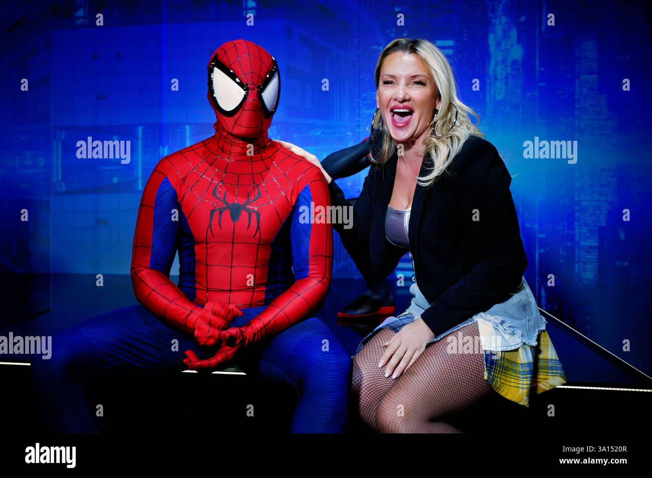 Evelyn Burdecki mit Spider-Man Cosplayer bei der Ausstellungseröffnung Marvel: Die Ausstellung ...