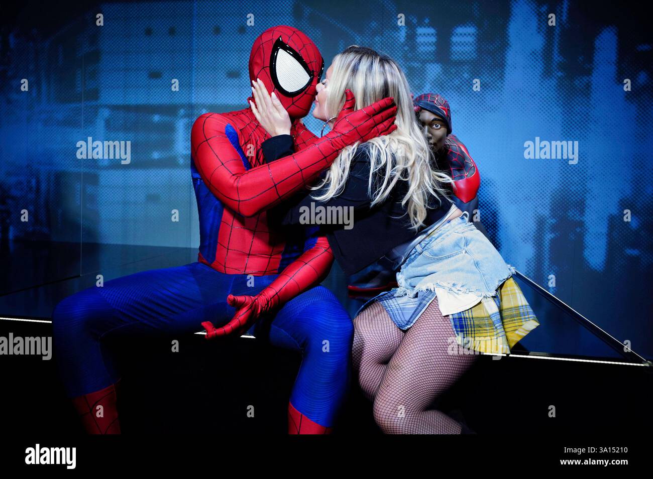 Evelyn Burdecki mit Spider-Man Cosplayer bei der Ausstellungseröffnung Marvel: Die Ausstellung ...
