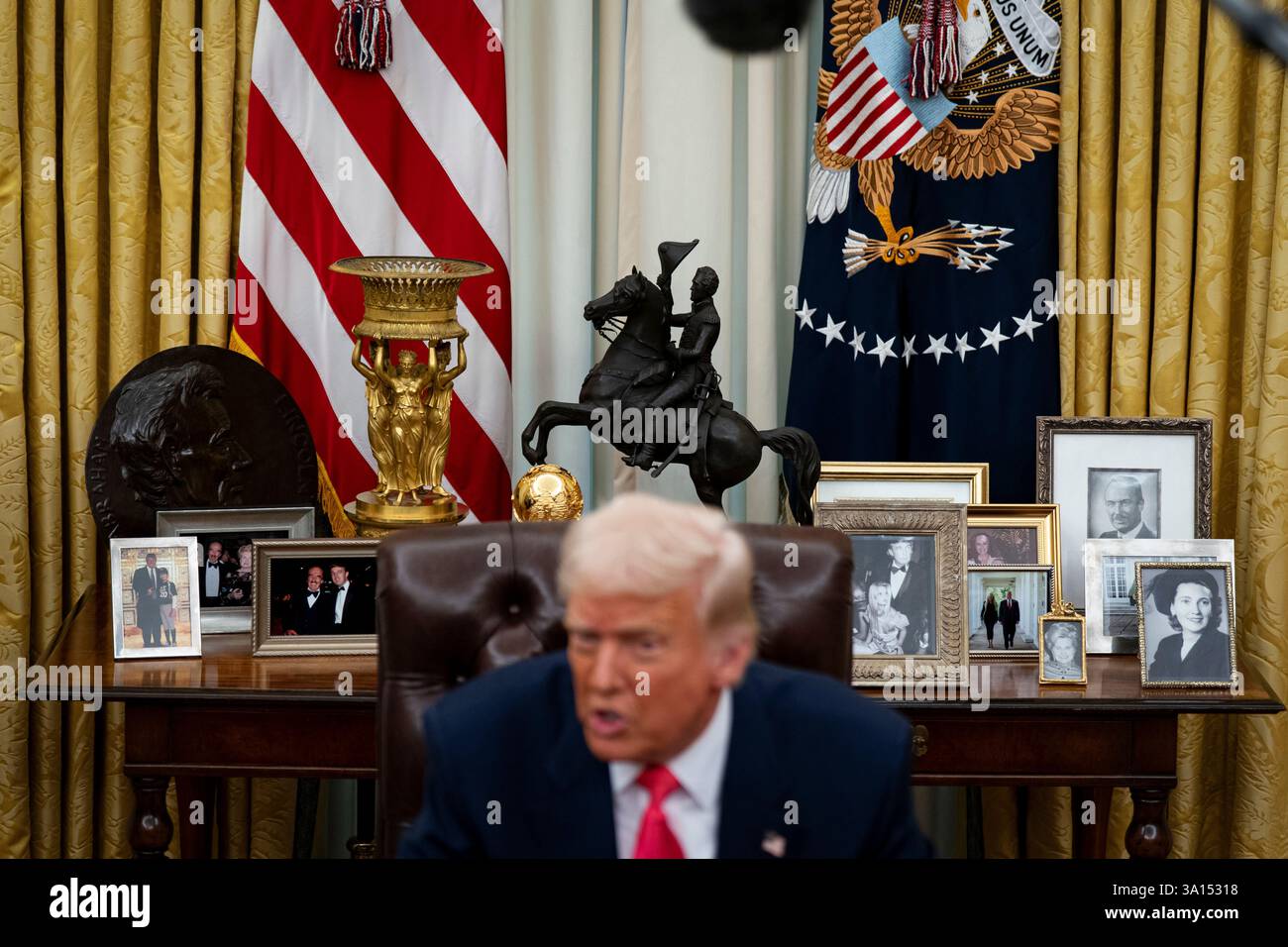 Donald trump white house desk 2025 hi-res stock photography and images ...