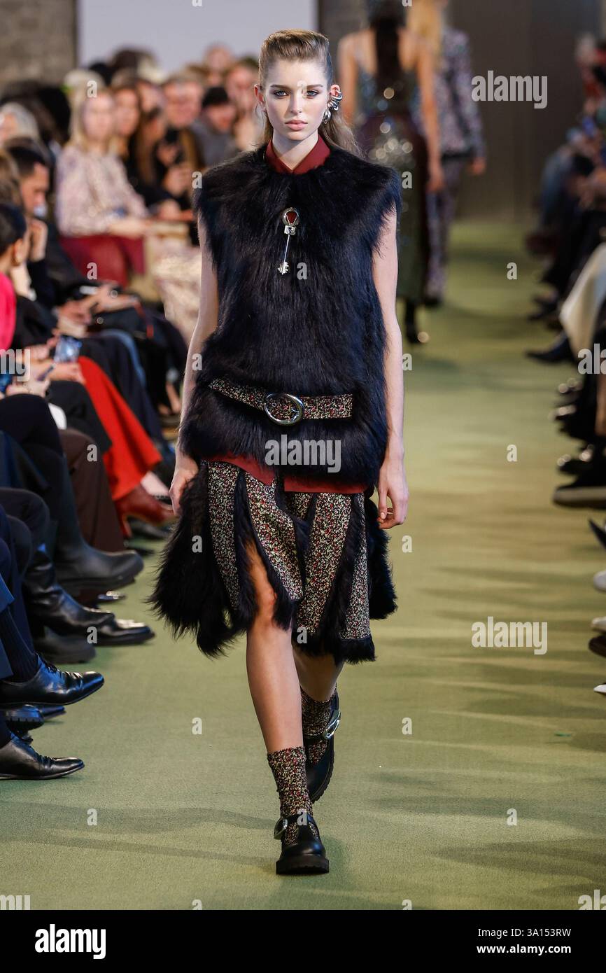 Paris, Frankreich. 06th Mar, 2025. RABANNE Autumn-Winter 2025 runway ...