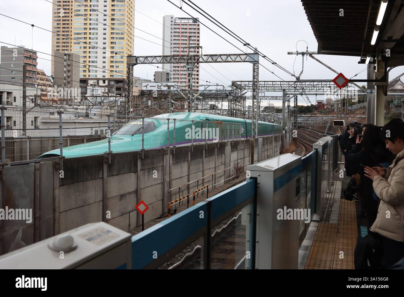 Tokyo, Japan. 6th Mar, 2025. The decoupling of two Shinkansen bullet trains stops near Nishi ...
