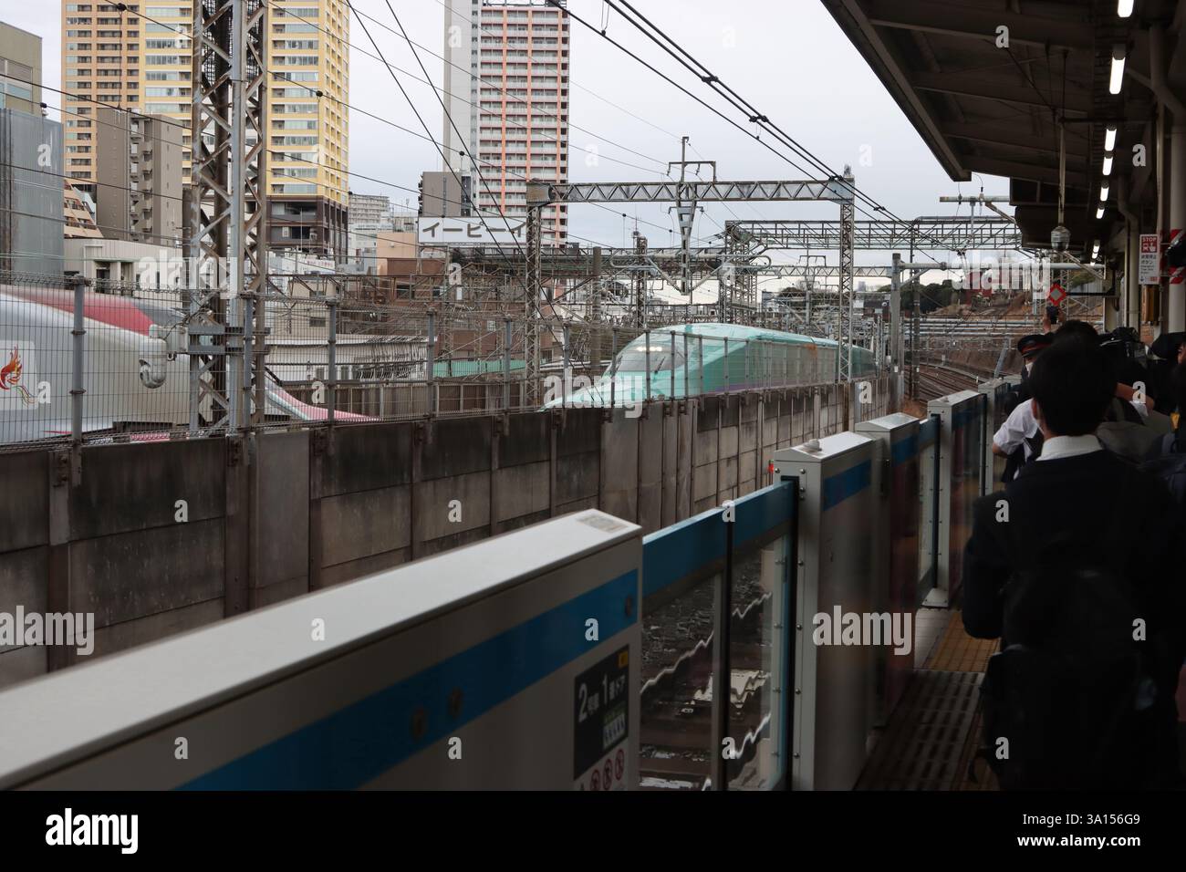 Tokyo, Japan. 6th Mar, 2025. The decoupling of two Shinkansen bullet trains stops near Nishi ...